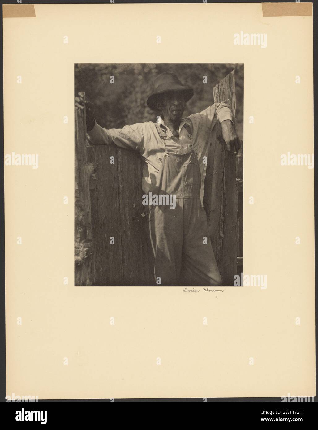 Man leaning against wooden fence hi-res stock photography and images ...