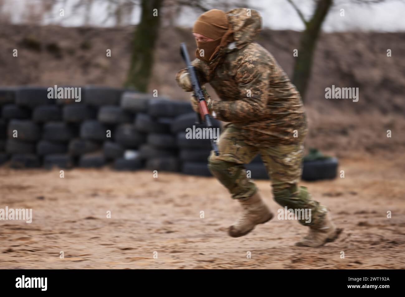 Soldier running assault rifle hi-res stock photography and images - Alamy