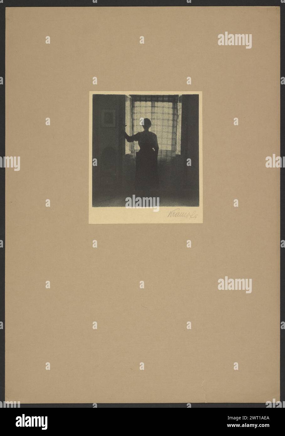 Woman photographer in 1919 hi-res stock photography and images - Alamy