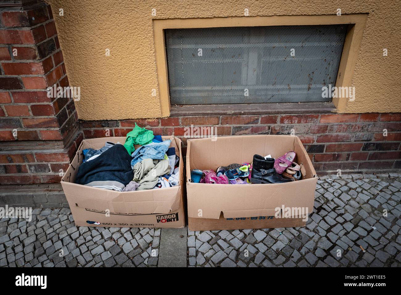 Berlin Kiste / Karton: zu verschenken - 15.03.2024 Abfall *** Berlin ...