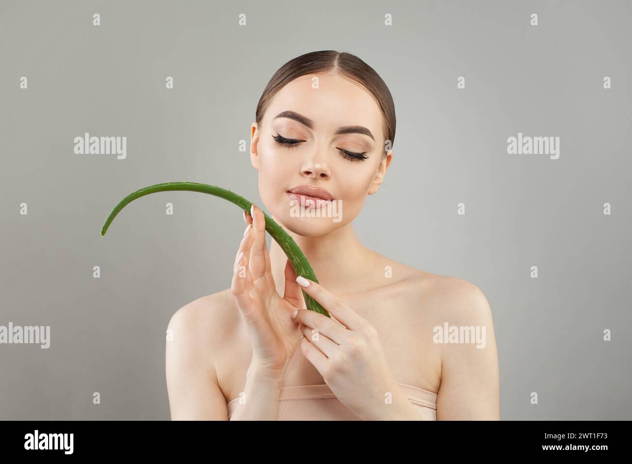 Beautiful woman with green aloe vera leaf. Female model with healthy ...