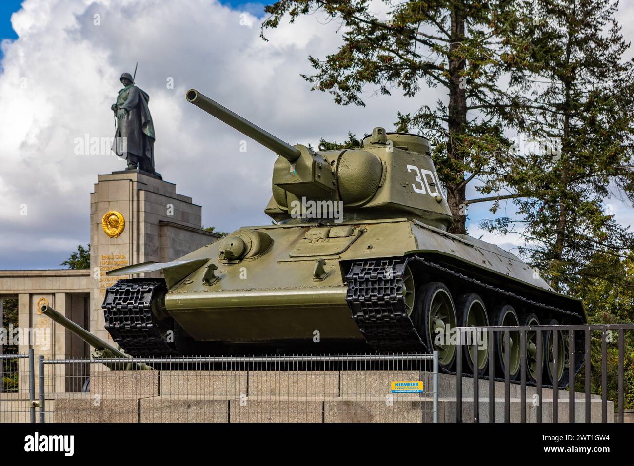 September 2022 - Soviet War Memorial Tiergarten with tanks and ...