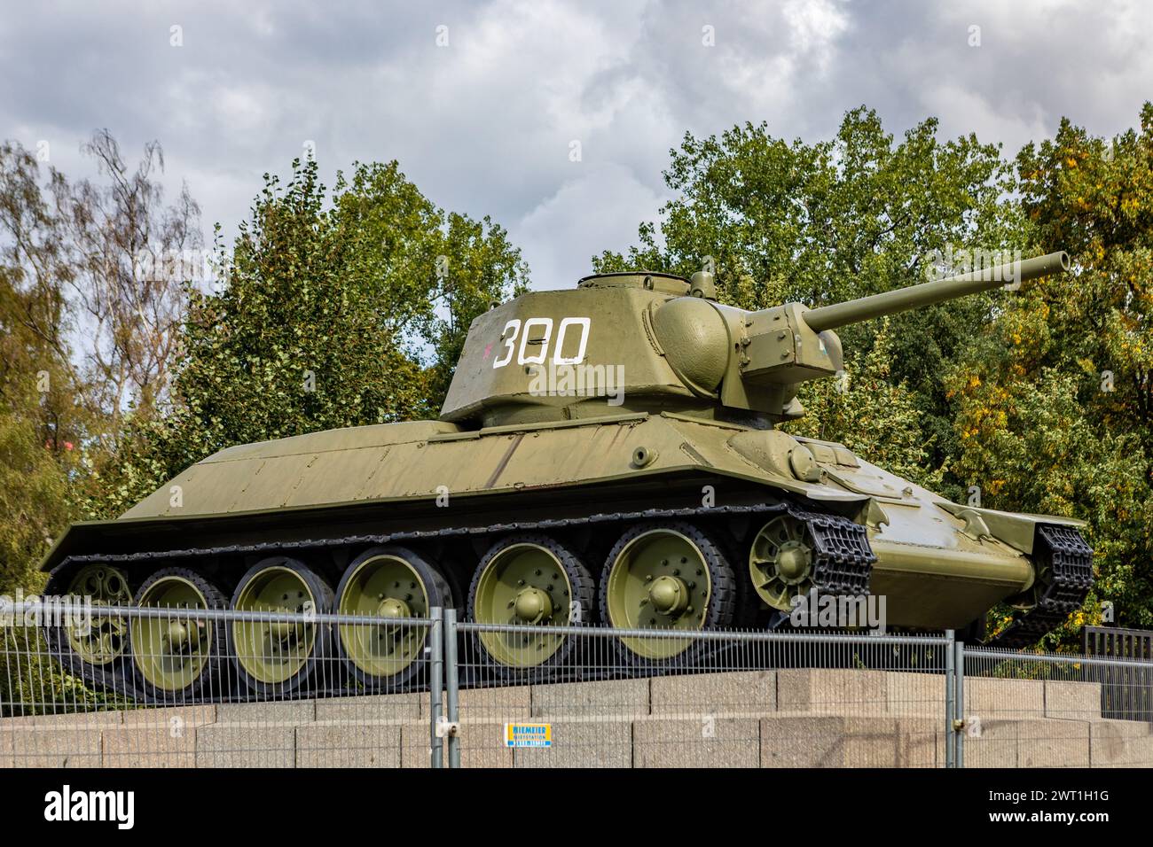 September 2022 - Soviet War Memorial Tiergarten with tanks and ...