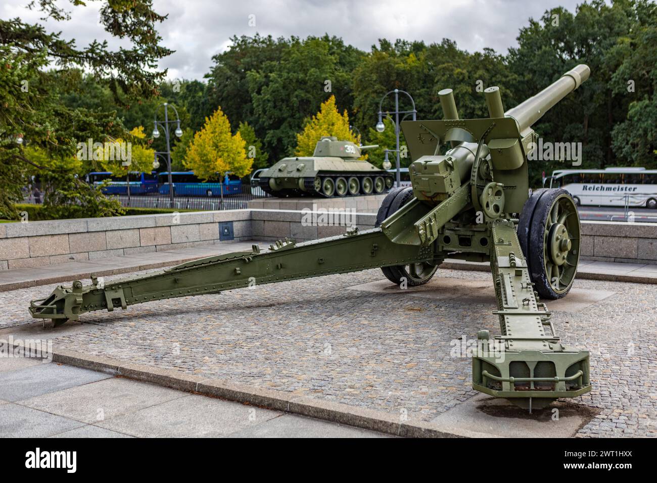 September 2022 - Soviet War Memorial Tiergarten with tanks and ...