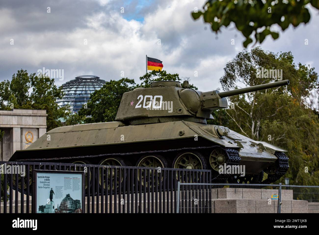 September 2022 - Soviet War Memorial Tiergarten with tanks and ...