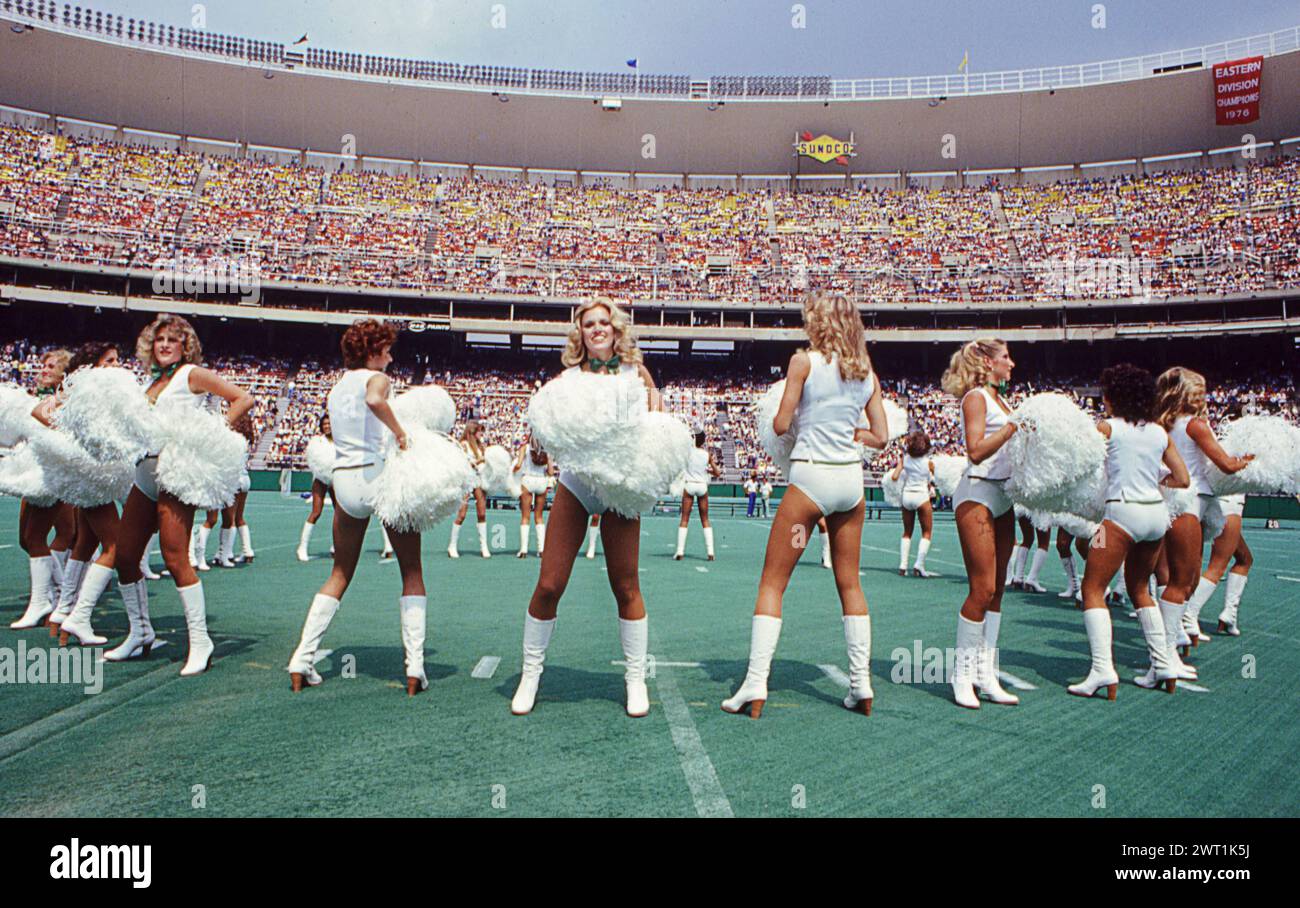 Philadelphia eagles cheerleaders hi-res stock photography and images ...