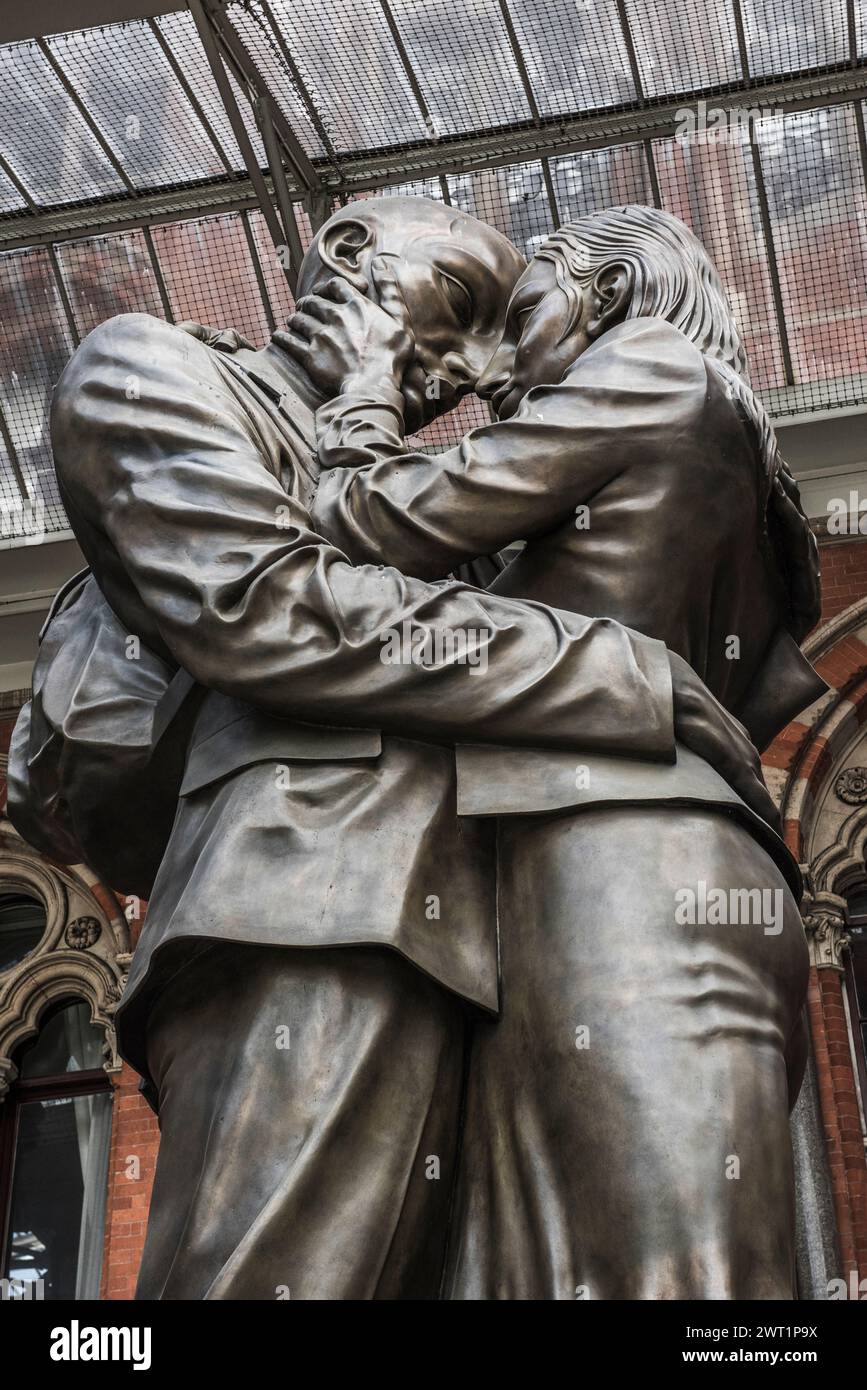 The Meeting Place scupture by Paul Day at St Pancras Station, London ...