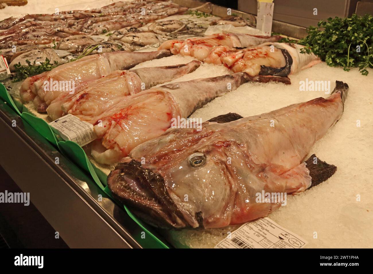 Fishmongers stall hi-res stock photography and images - Alamy