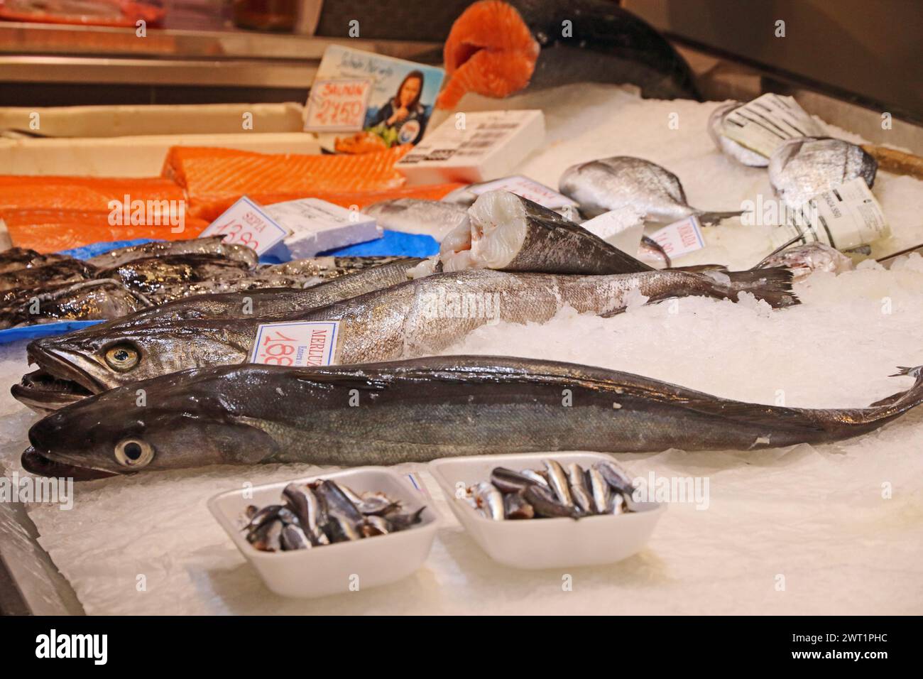 Fishmongers stall hi-res stock photography and images - Alamy