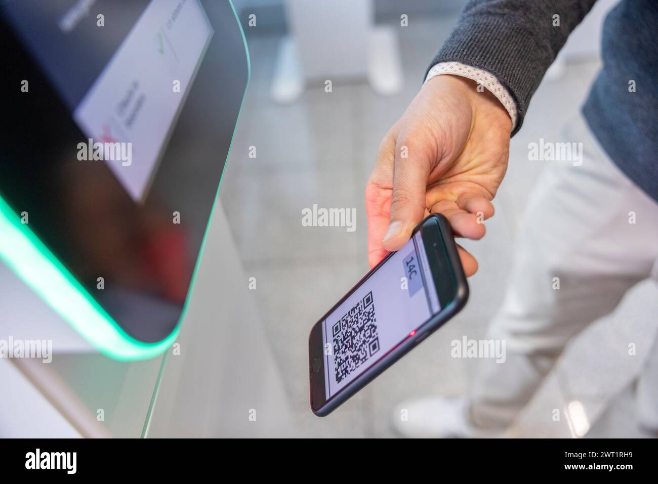 Duesseldorf, Germany. 15th Mar, 2024. Passengers can print out their ...