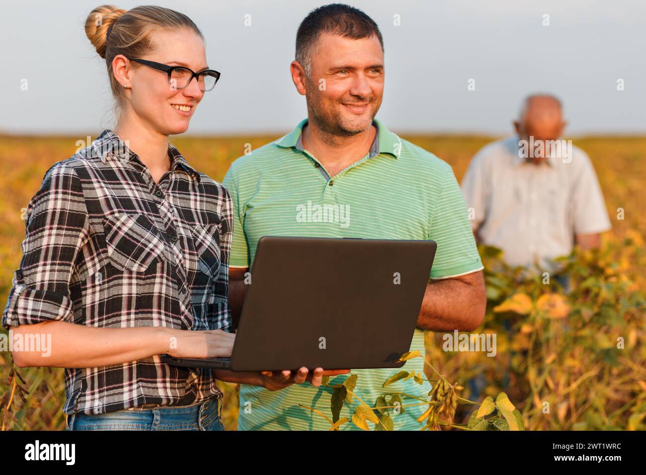 Group farmers smiling standing hi-res stock photography and images - Alamy