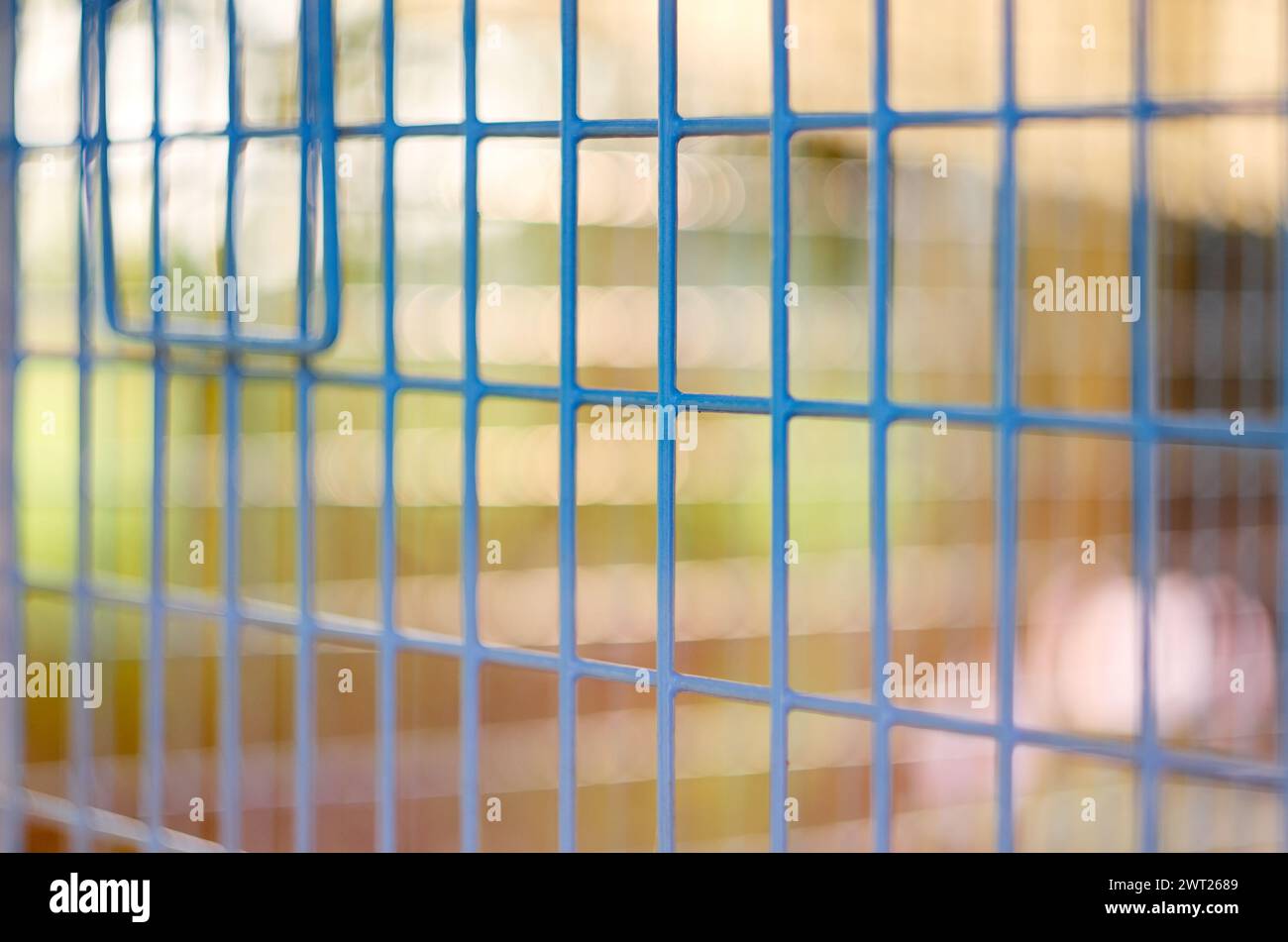 Metal mesh fence hi-res stock photography and images - Alamy