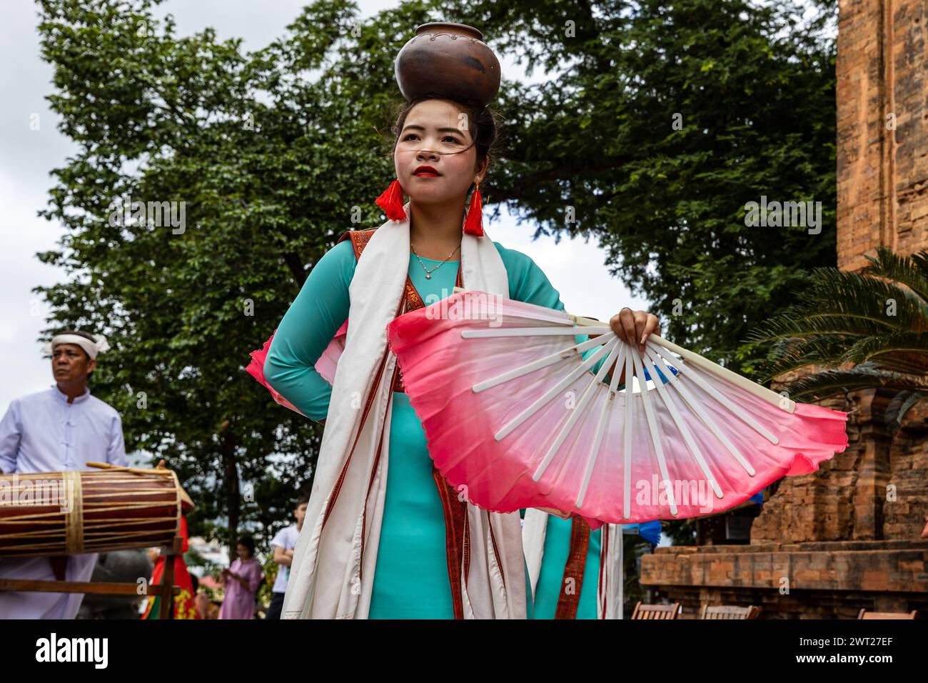 Traditional vietnamese dance hi-res stock photography and images - Alamy