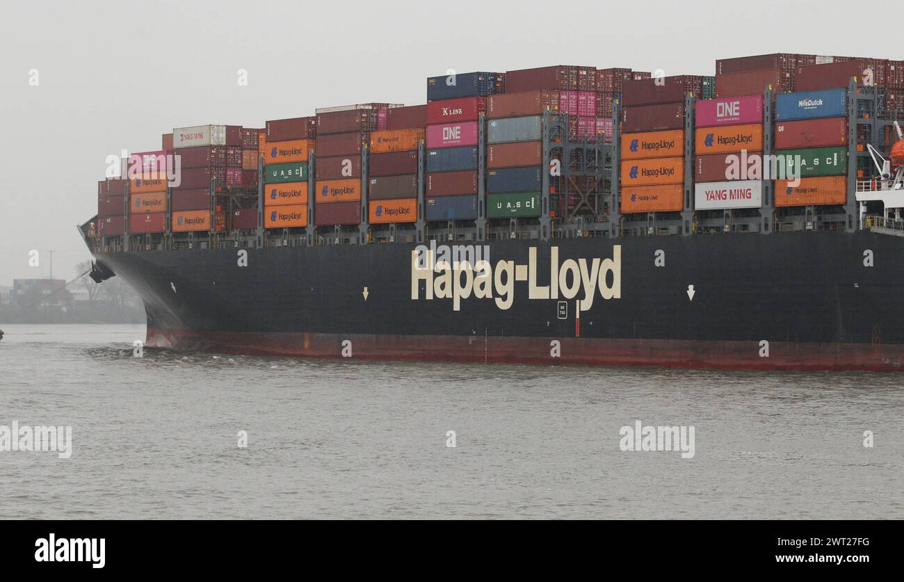 Das 300 Meter lange Containerschiff Tubul der Hapag-Lloyd AG fährt in ...