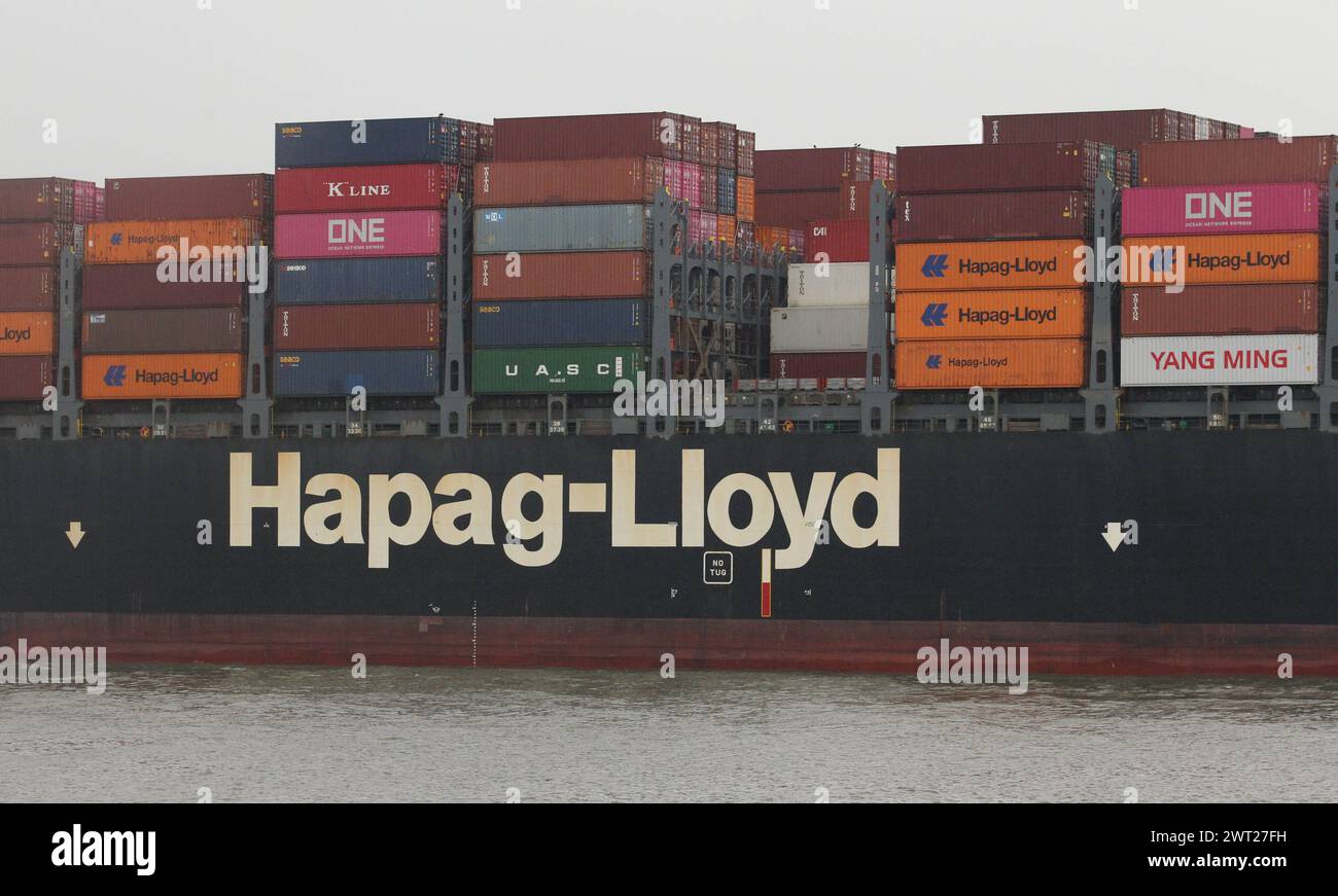 Das 300 Meter lange Containerschiff Tubul der Hapag-Lloyd AG fährt in ...