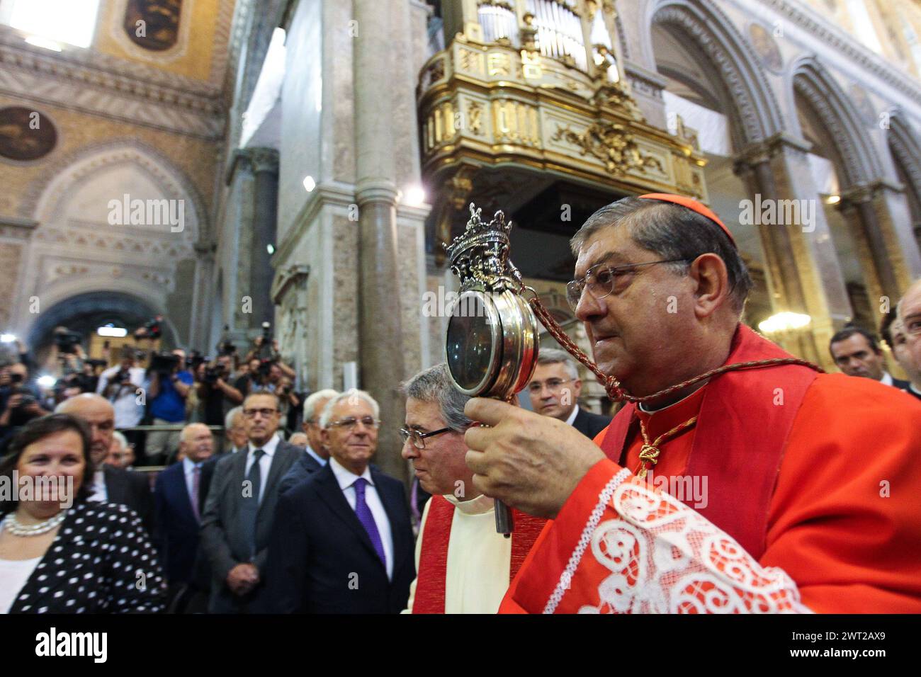 The miracle of San Gennaro is repeated. Cardinal Sepe shows the ampoule ...