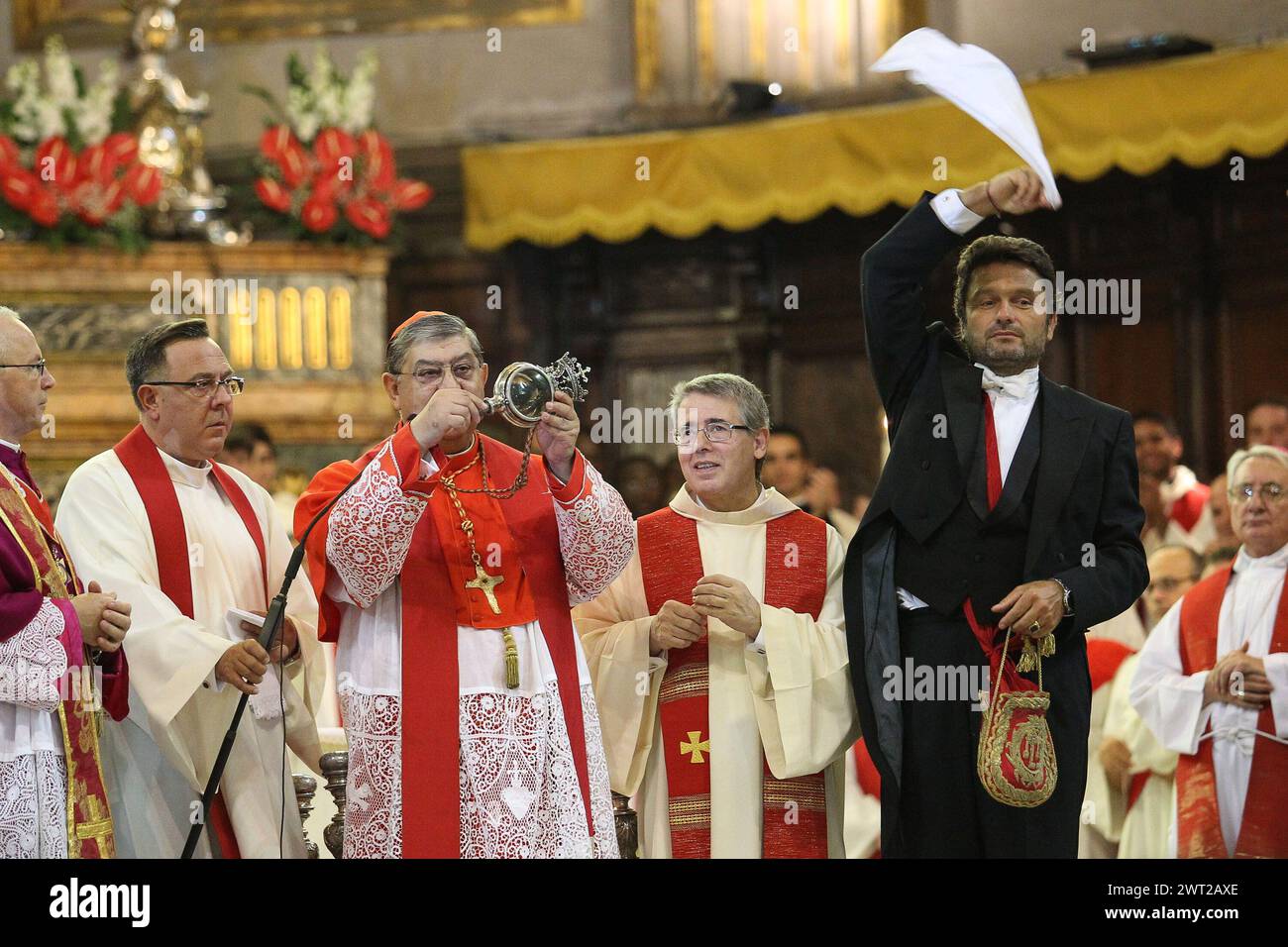 The miracle of San Gennaro is repeated. Cardinal Sepe shows the ampoule ...