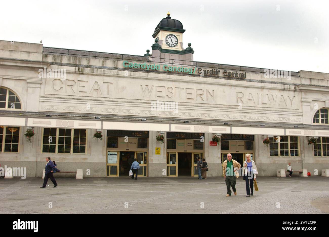 Gwr trains cardiff hi-res stock photography and images - Alamy