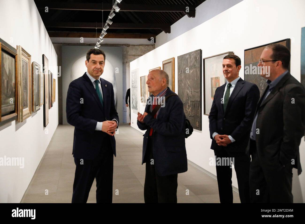 The president of the Junta de Andalucía, Juanma Moreno (L) with the ...