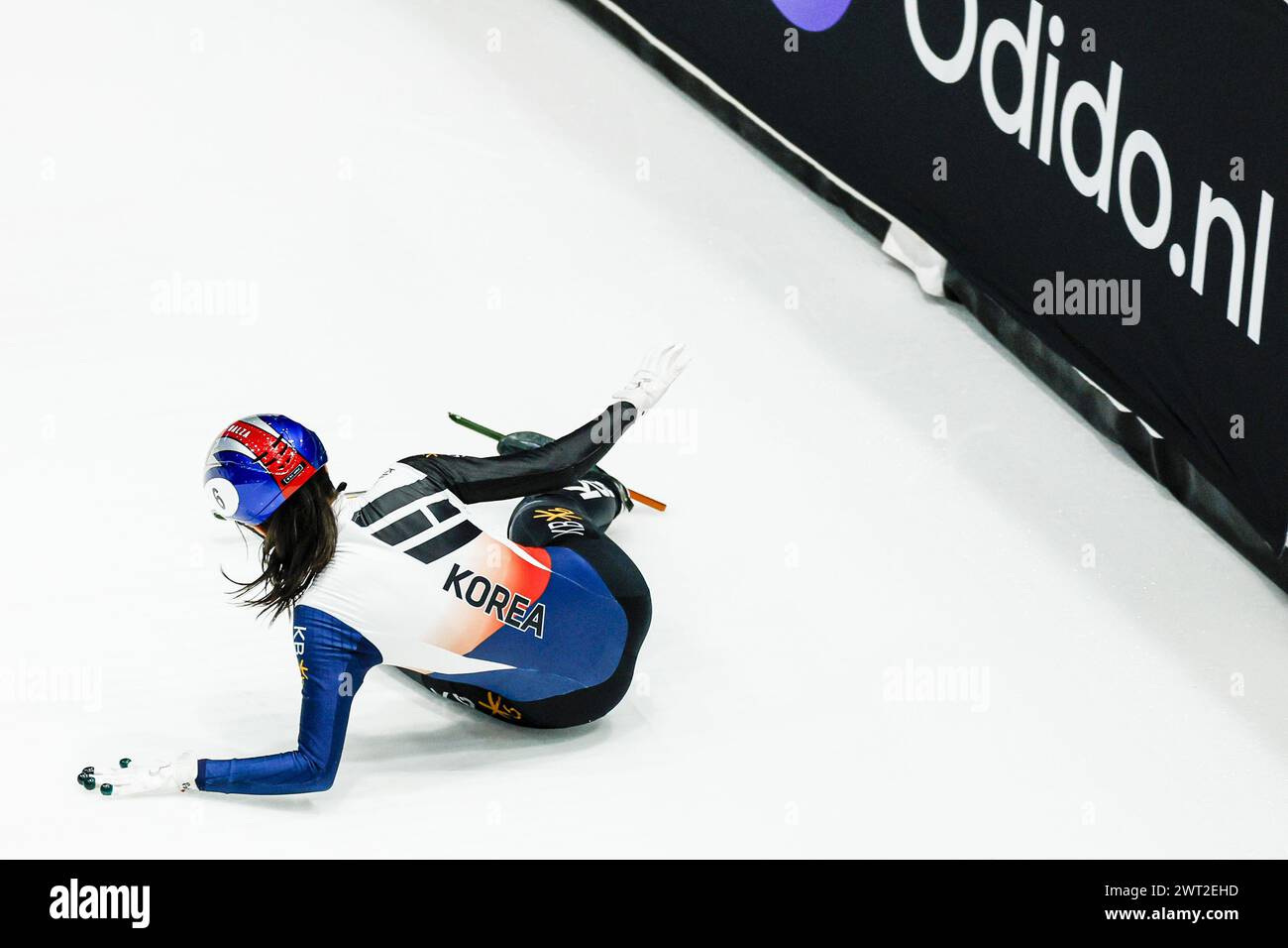 ROTTERDAM - Suk Hee Shim (KOR) falls during the women's 500 meter heats ...