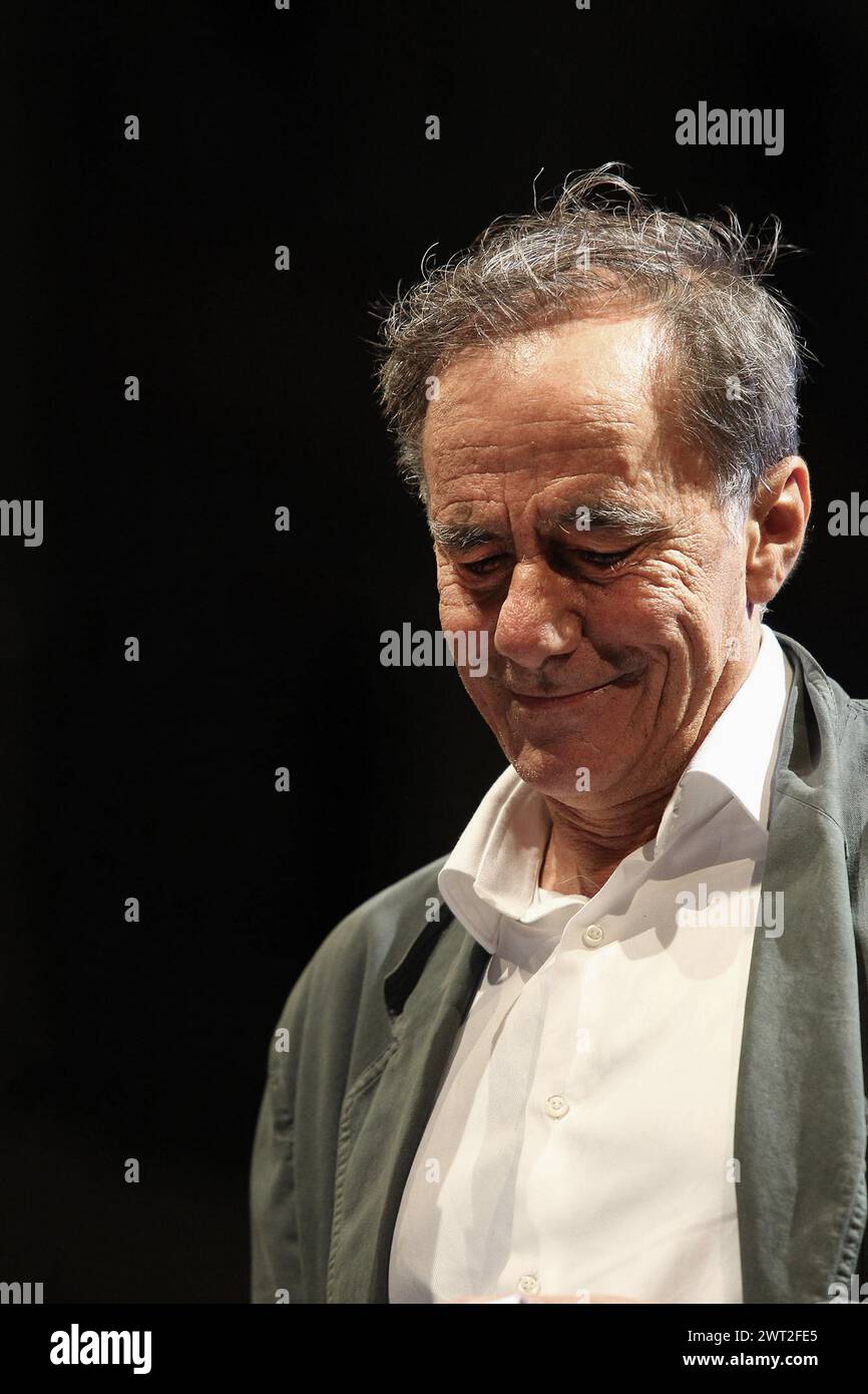 The italian singer and songwriter, Roberto Vecchioni, during a concert ...