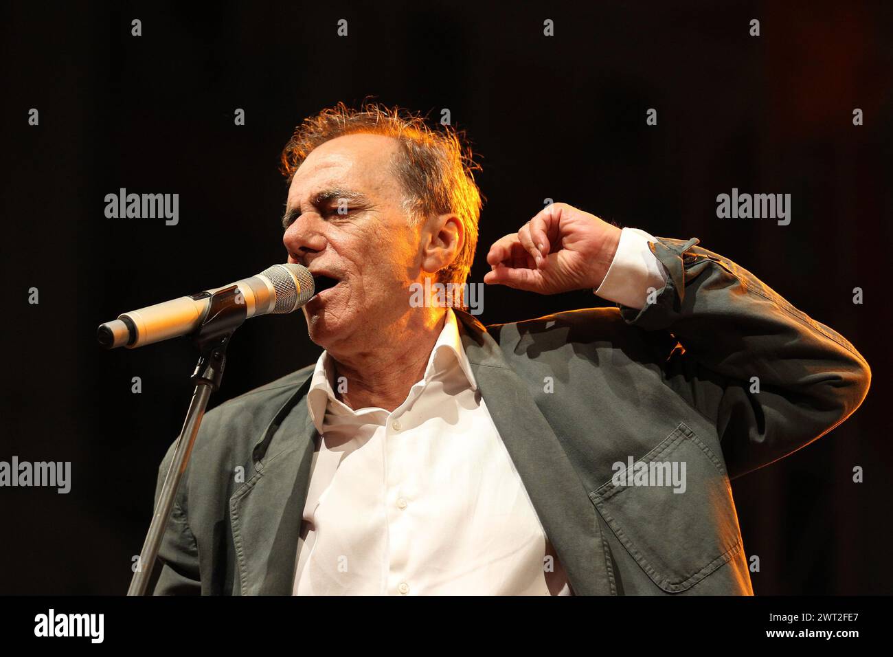 The italian singer and songwriter, Roberto Vecchioni, during a concert ...