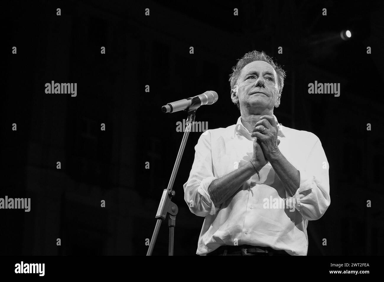 The italian singer and songwriter, Roberto Vecchioni, during a concert ...