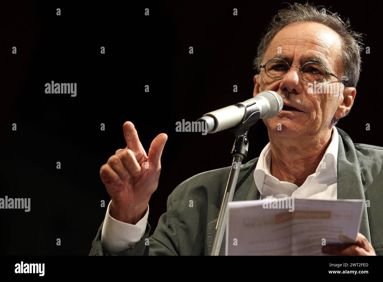 The italian singer and songwriter, Roberto Vecchioni, during a concert ...