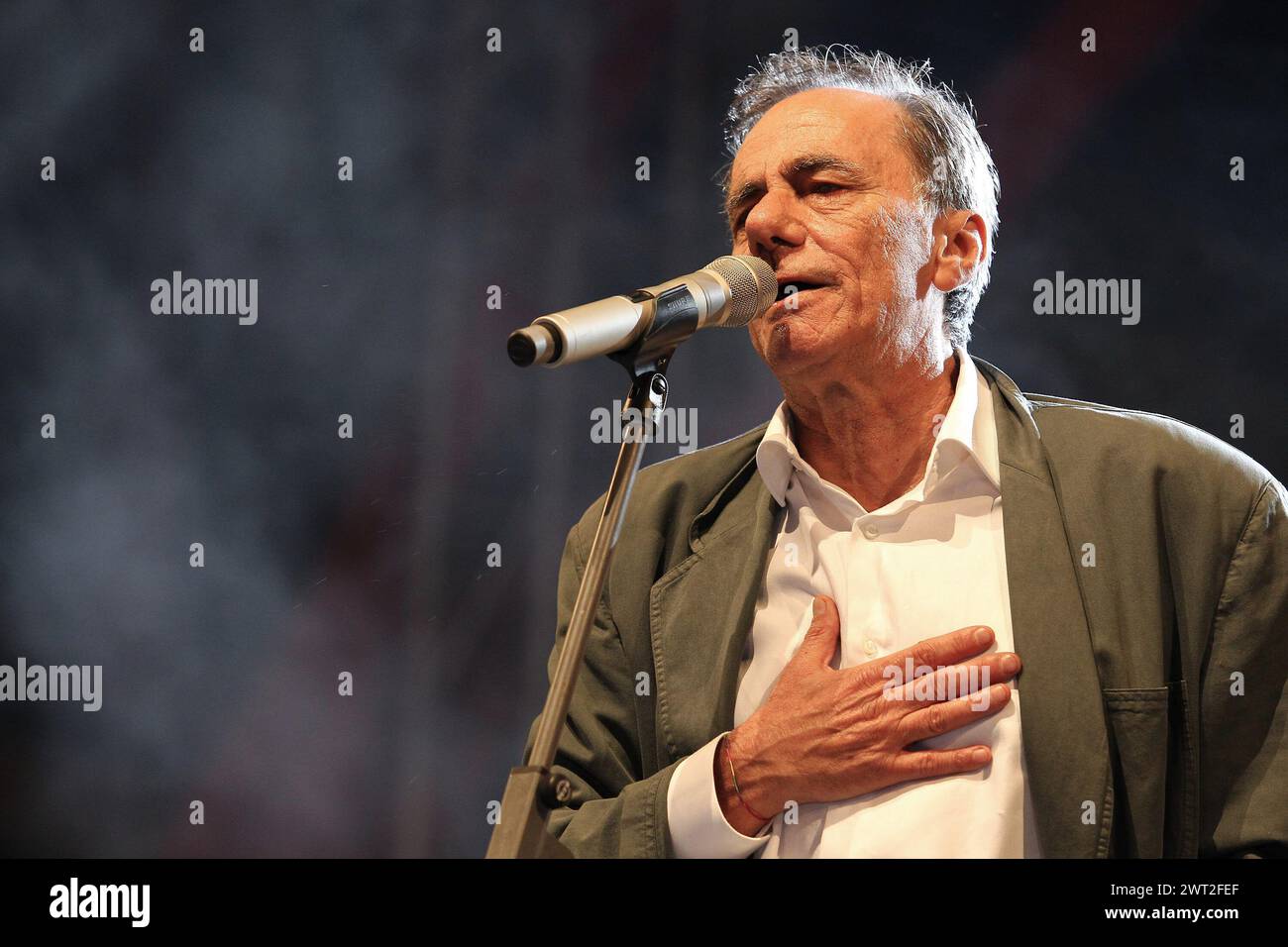 The italian singer and songwriter, Roberto Vecchioni, during a concert ...
