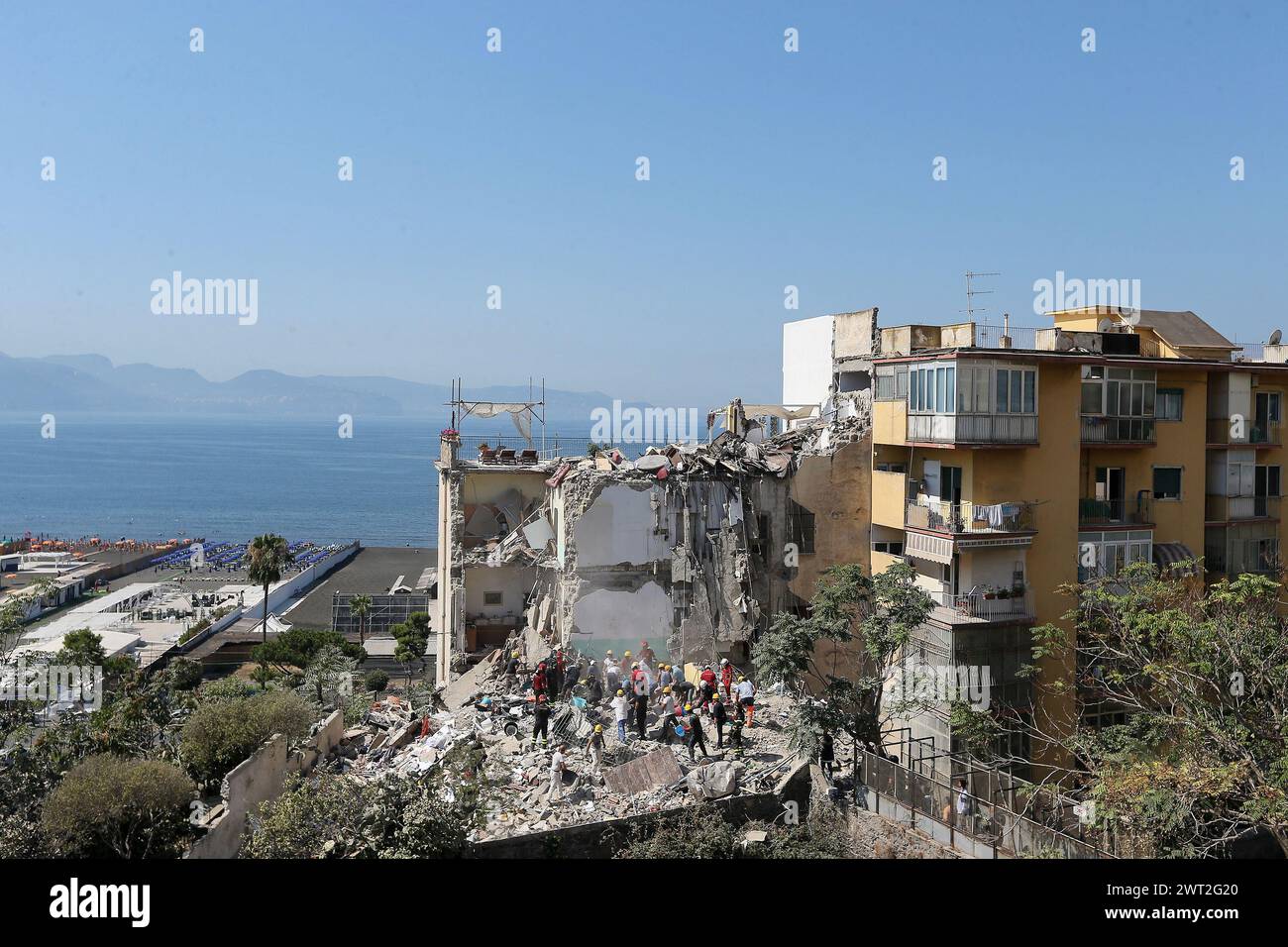 Rescue workers on the rubble of the collapsed building in Torre ...