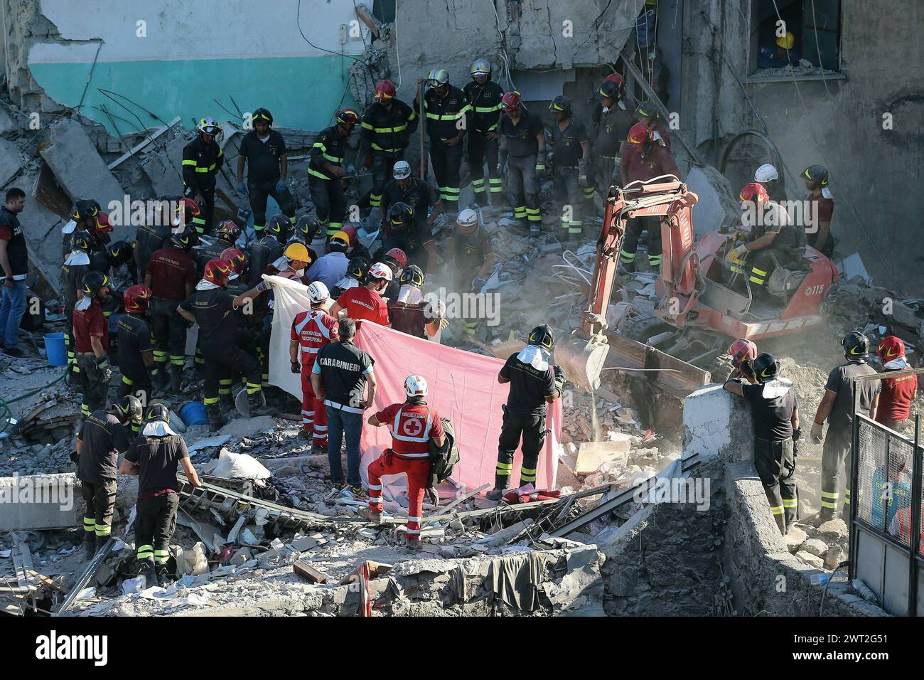 The rescue workers on the rubble of the collapsed building in Torre ...