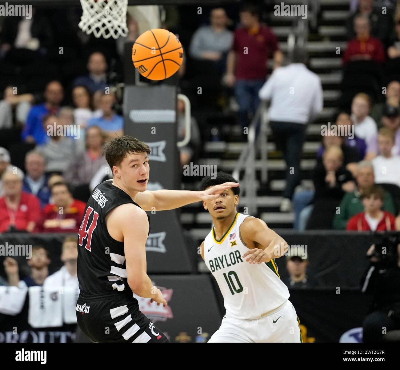 Kansas City, Missouri, MAR 14 2024: Cincinnati Bearcats guard Simas ...