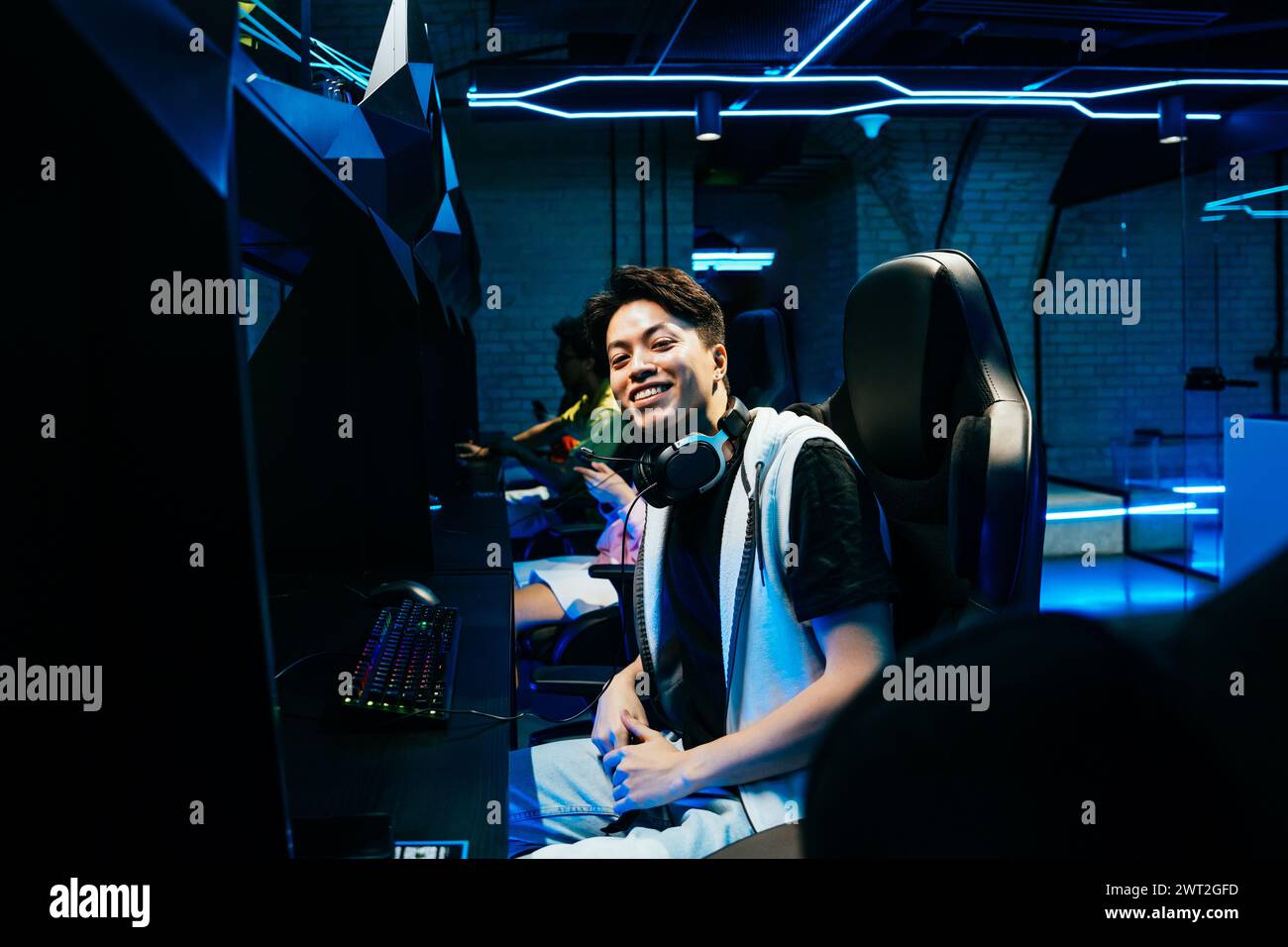 Multiethnic group of young friends playing videogames - Team of ...