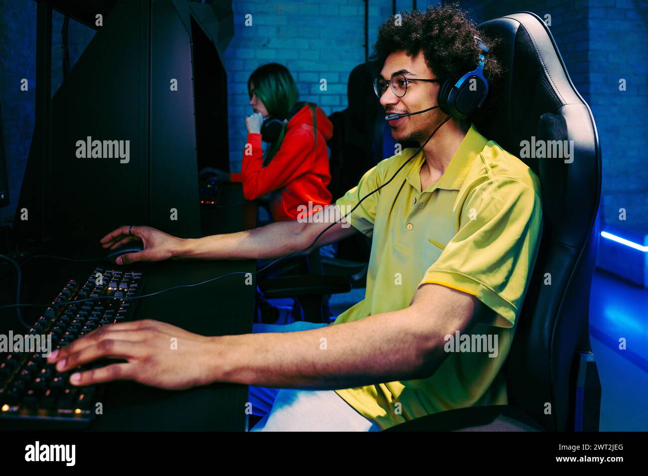 Multiethnic group of young friends playing videogames - Team of ...