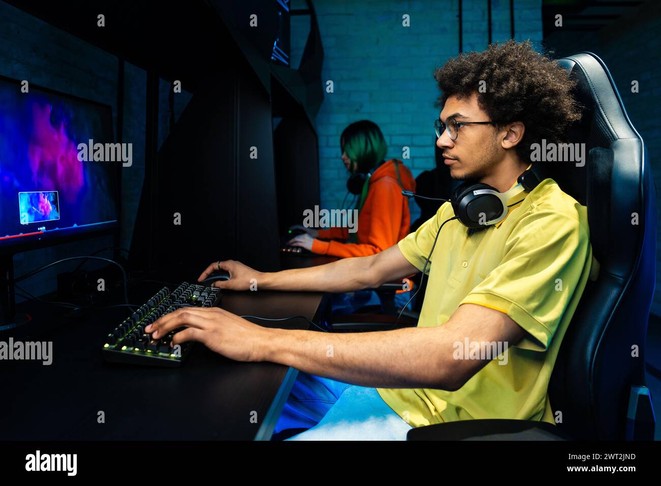 Multiethnic group of young friends playing videogames - Team of ...