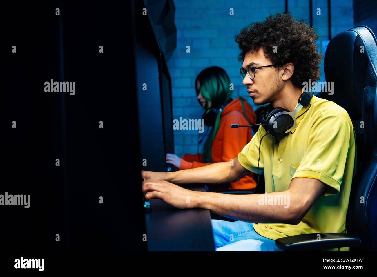 Multiethnic group of young friends playing videogames - Team of ...