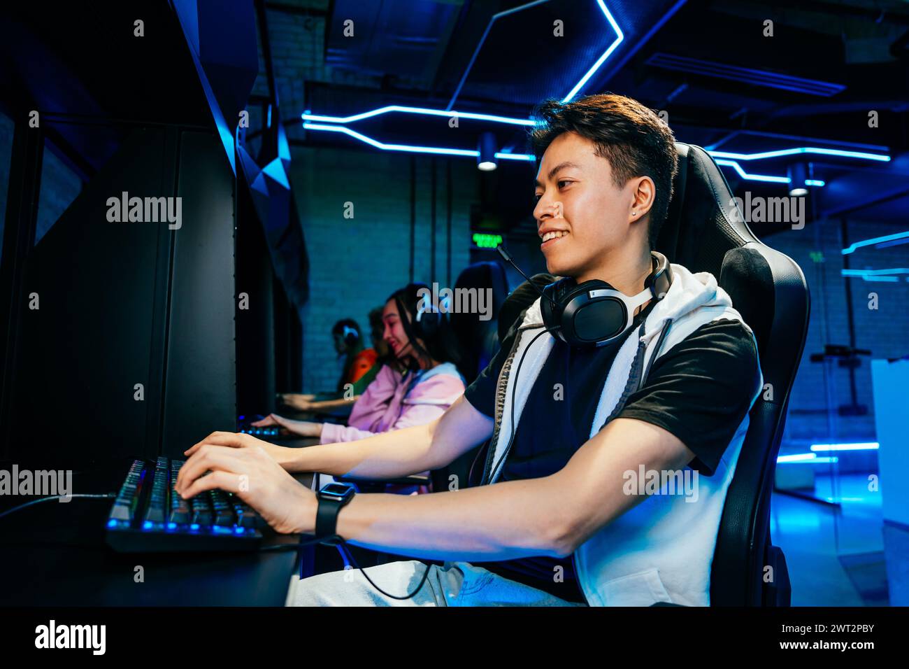 Multiethnic group of young friends playing videogames - Team of ...