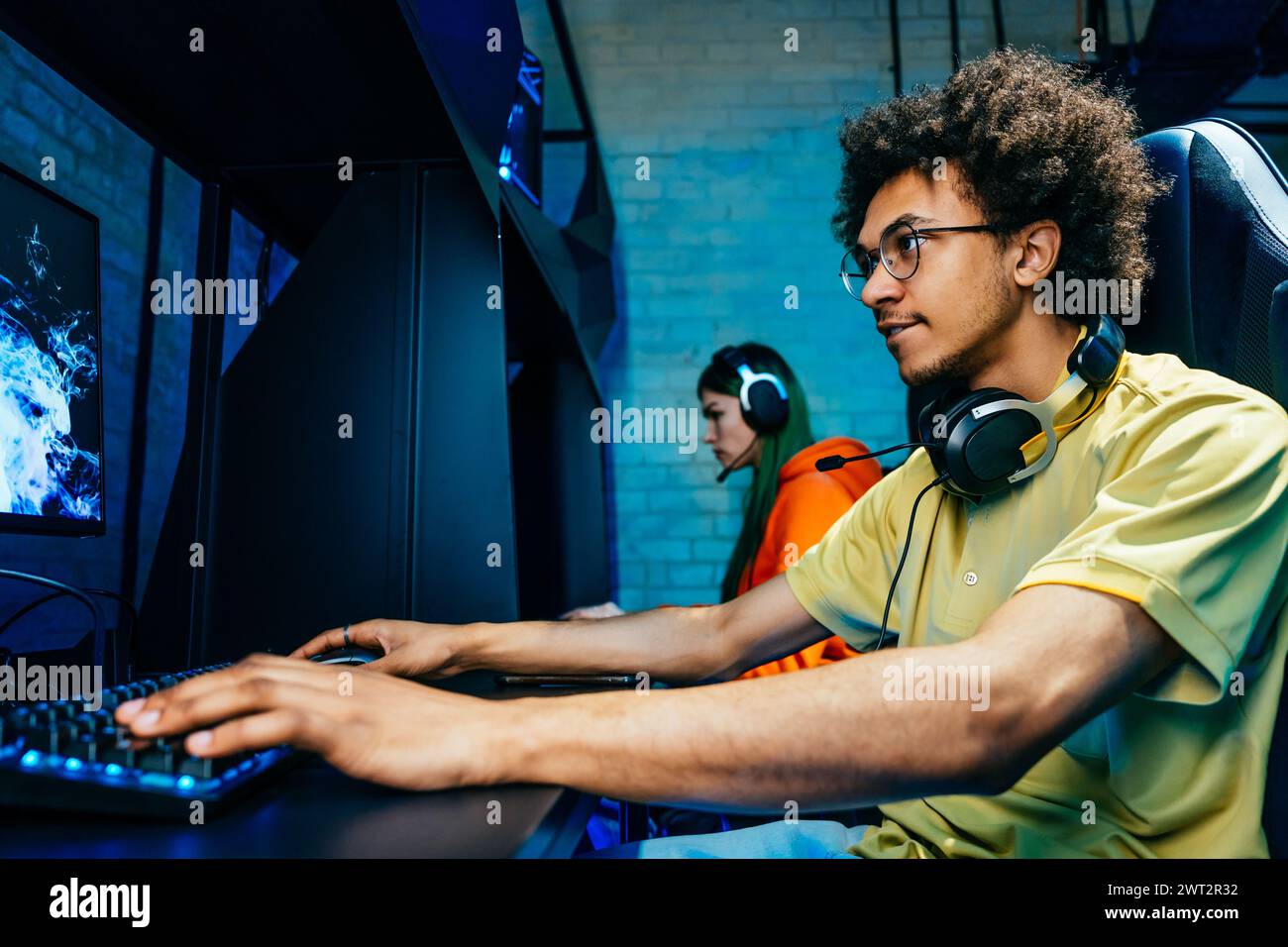 Group teenagers video game competitive hi-res stock photography and ...
