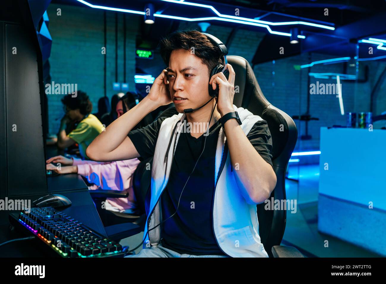 Multiethnic group of young friends playing videogames - Team of ...