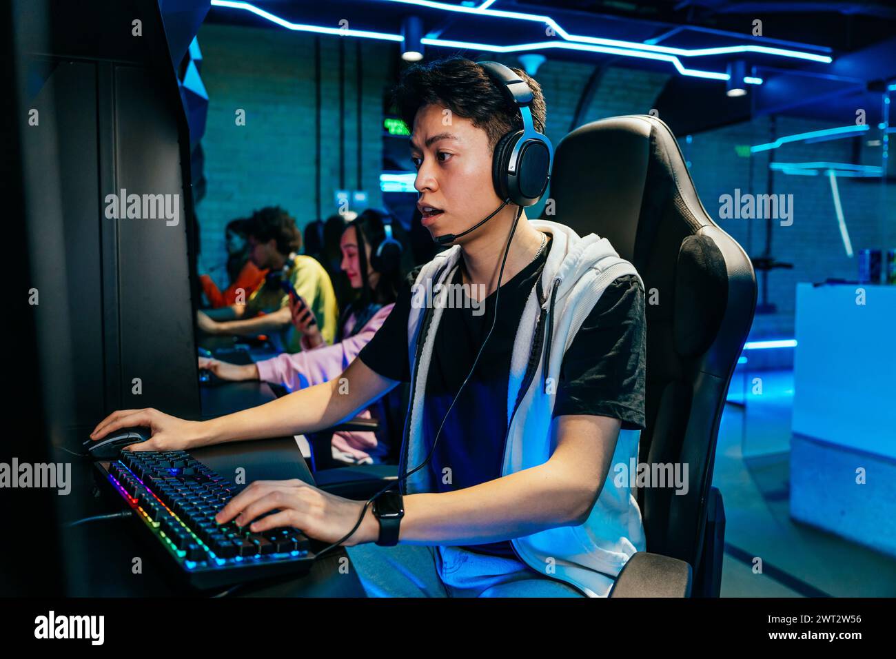 Multiethnic group of young friends playing videogames - Team of ...