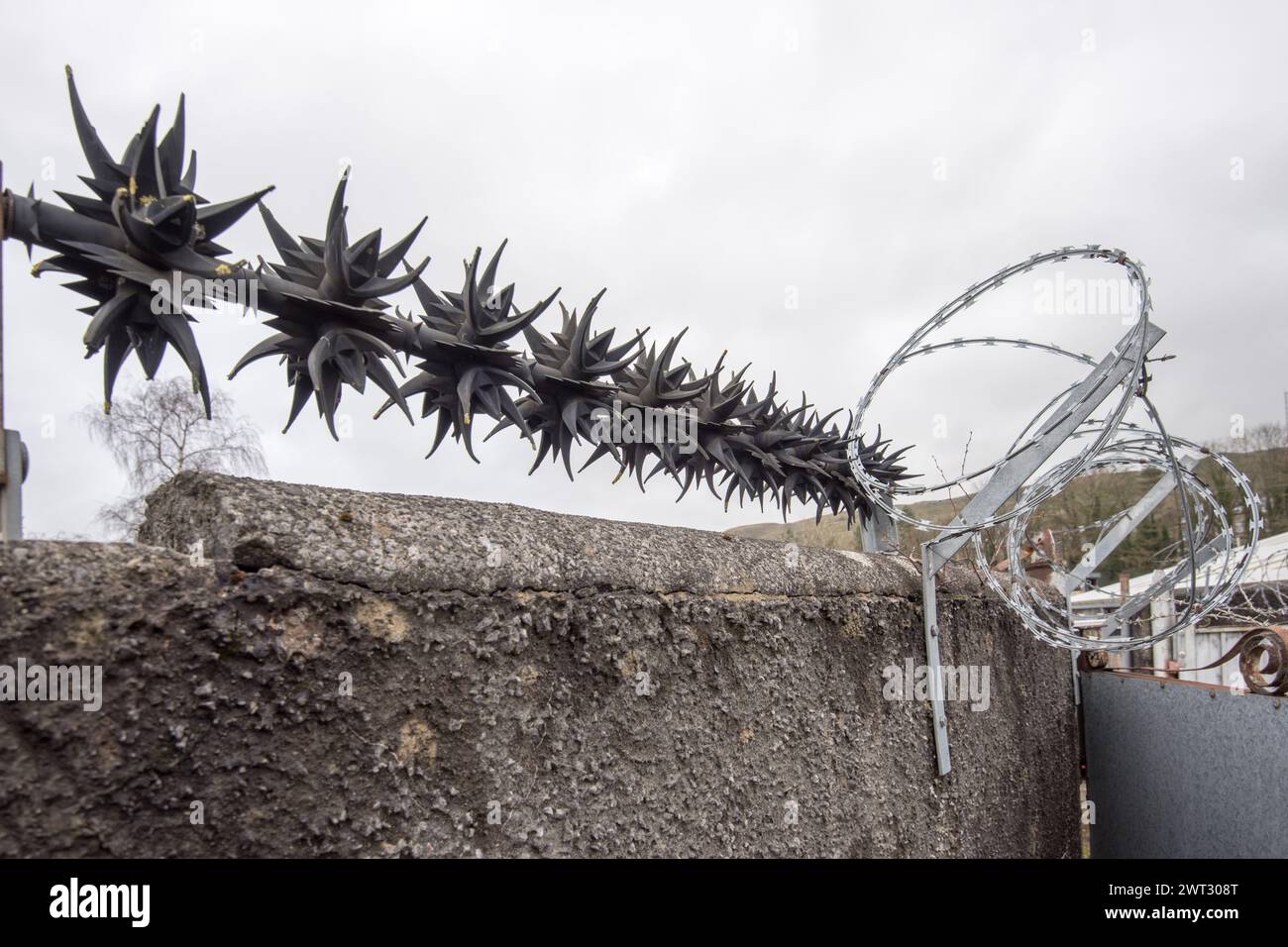 Anti-wall climbing rotating security spikes & razor wire as a crime ...