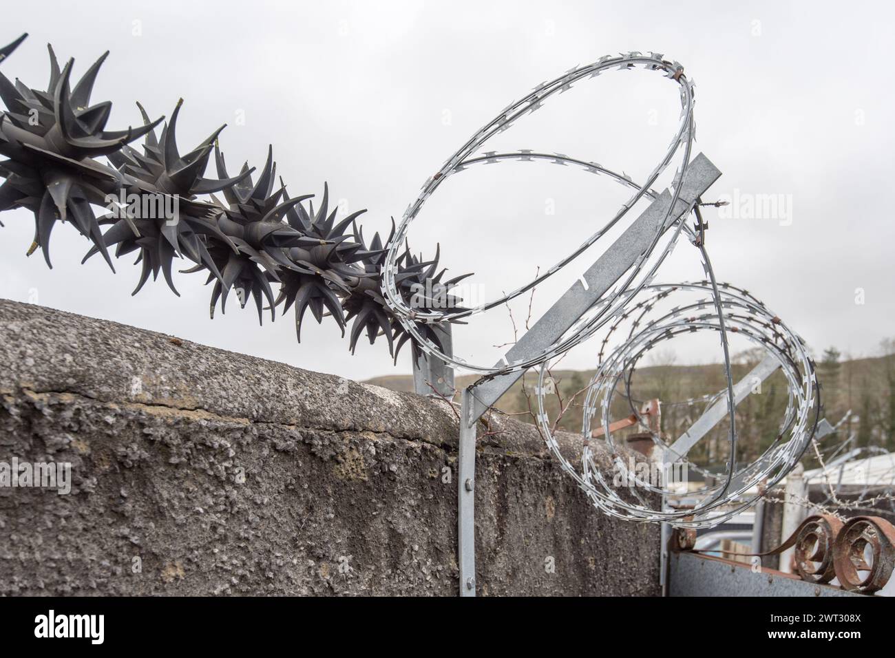 Anti-wall climbing rotating security spikes & razor wire as a crime ...