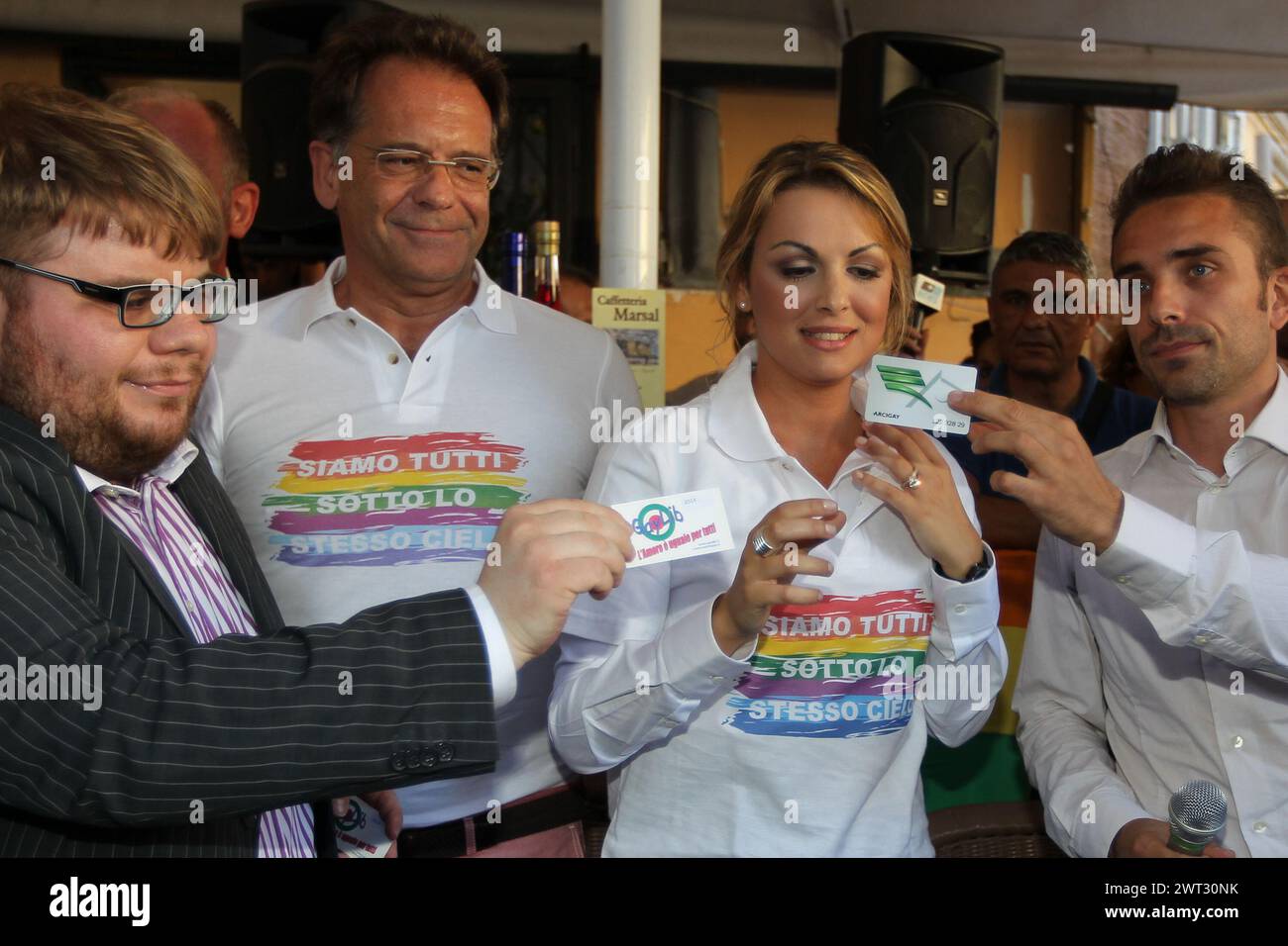 Francesca Pascale receives ArciGay and GayLib cards from the Presidents ...