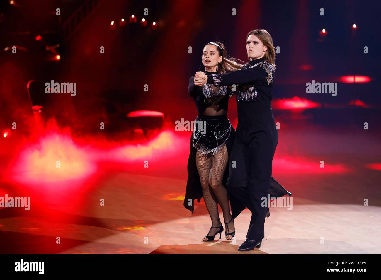 Sänger Gabriel Kelly und Tänzerin Malika Dzumaev in der zweiten Live ...