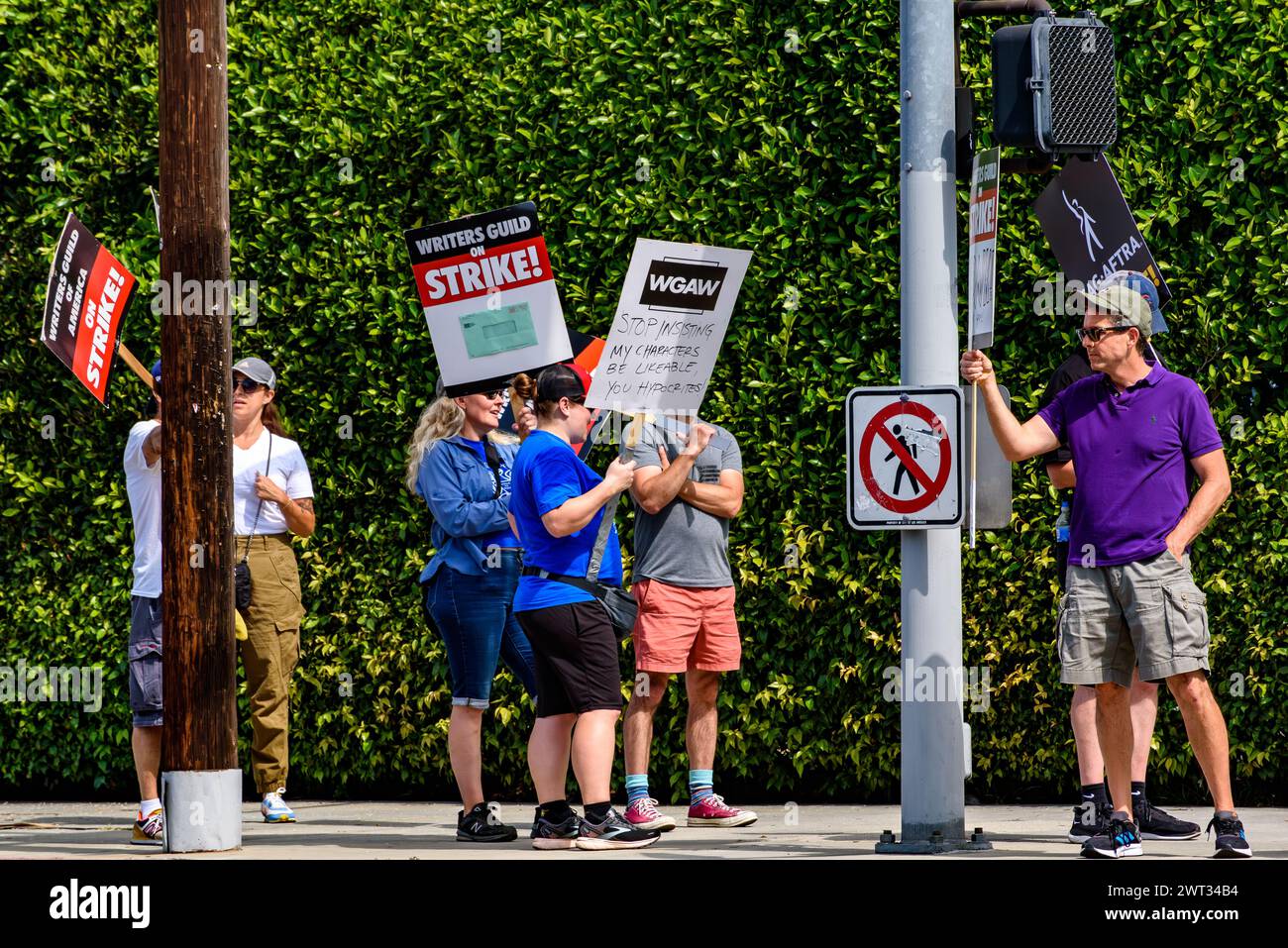 Actors on strike at writers and actors strike, Paramount Picture ...
