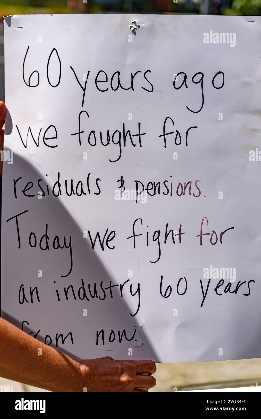 Strike picket sign hi-res stock photography and images - Alamy