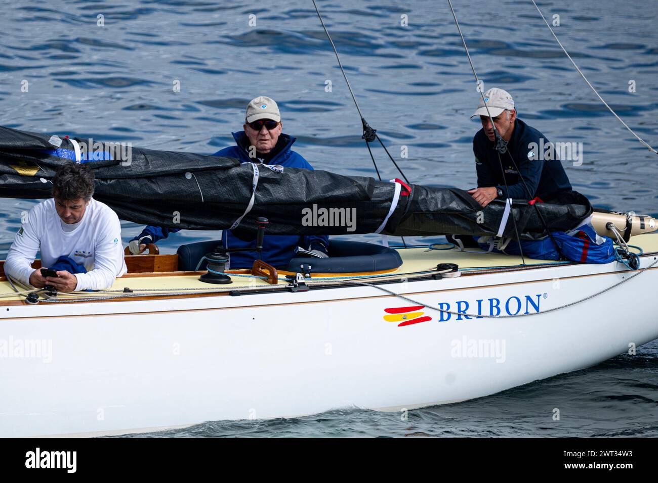 The King emeritus Juan Carlos I (c) goes sailing, in the marina of ...