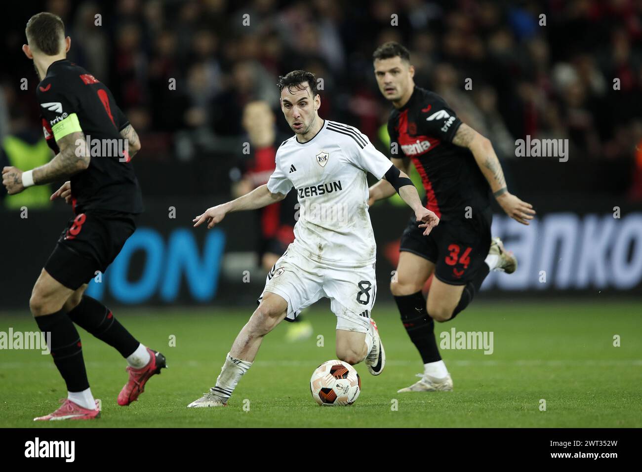 LEVERKUSEN - (l-r) Robert Andrich of Bayer 04 Leverkusen, Marko ...
