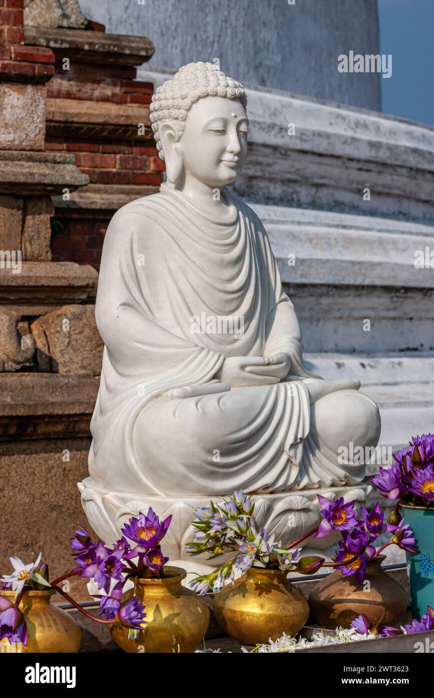 Sri Lanka, Anuradhapura, Buddha statue Stock Photo - Alamy