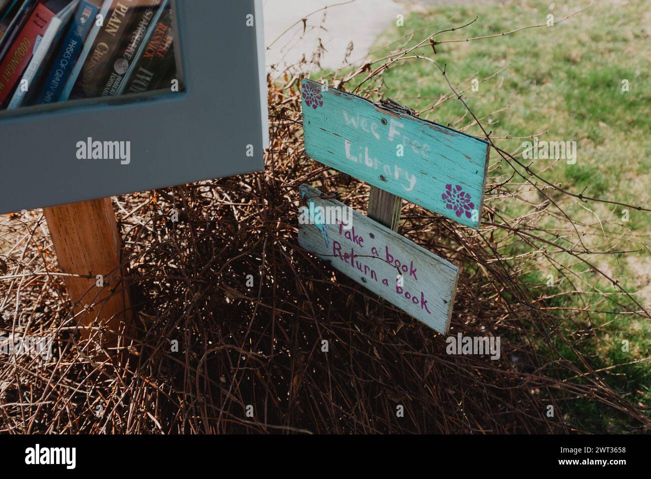 free books sign Stock Photo - Alamy